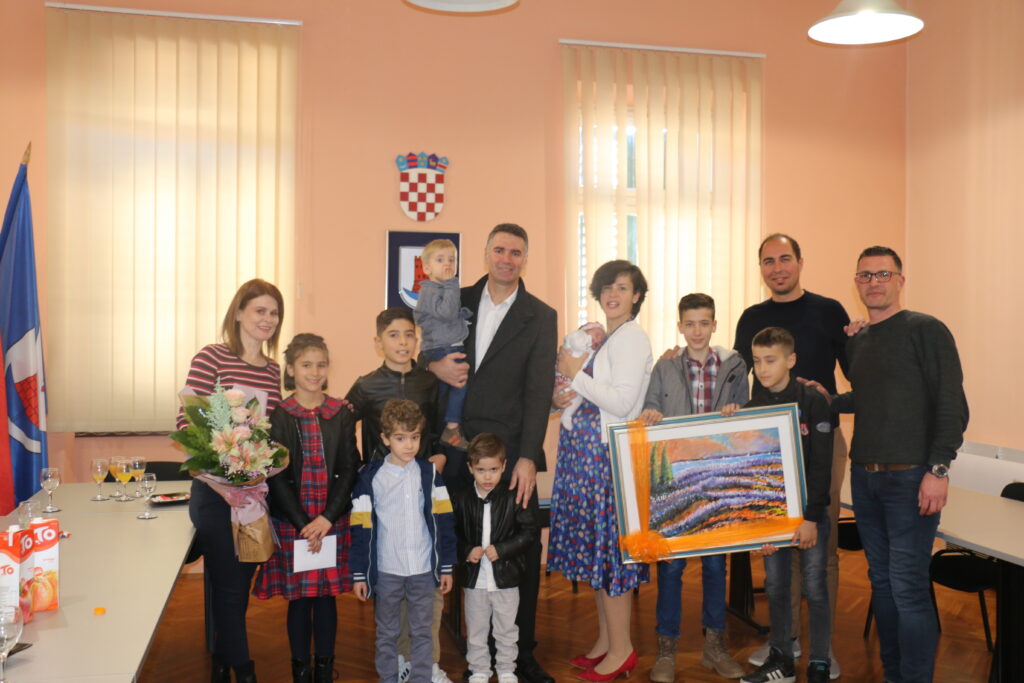Obitelj Ajduk na prijemu kod gradonačelnika - Grad Opuzen