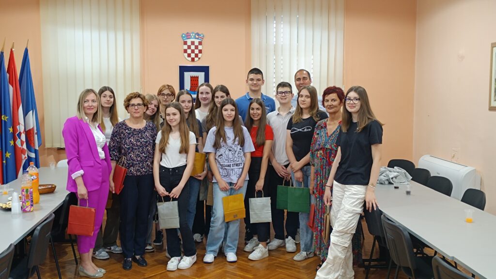 Učenici Osnovne škole Opuzen sa svojim mentorima na prijemu kod ...